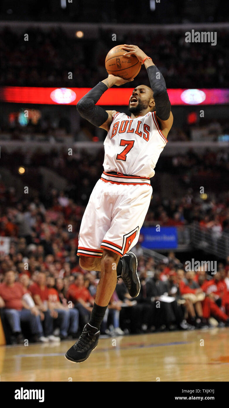 Chicago Bulls guard C.J. Watson shoots during the fourth quarter of ...