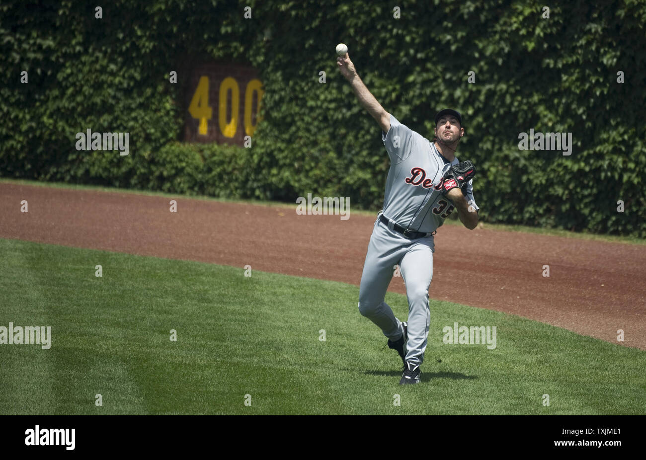 Detroit Tigers starting pitcher Justin Verlander warms up in the ...