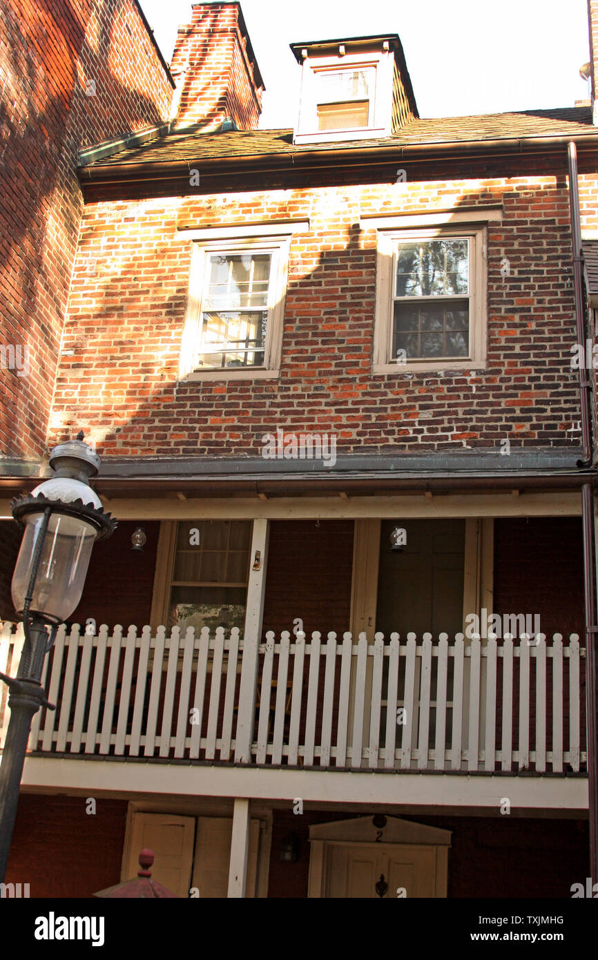 Elfreth’s Alley, Philadelphia, PA, USA. Facade of colonial brick house ...