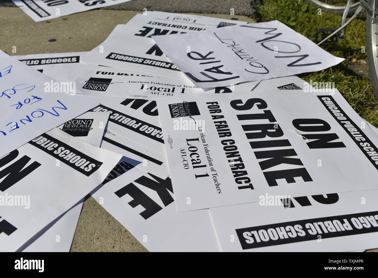 Strike signs hi-res stock photography and images - Alamy