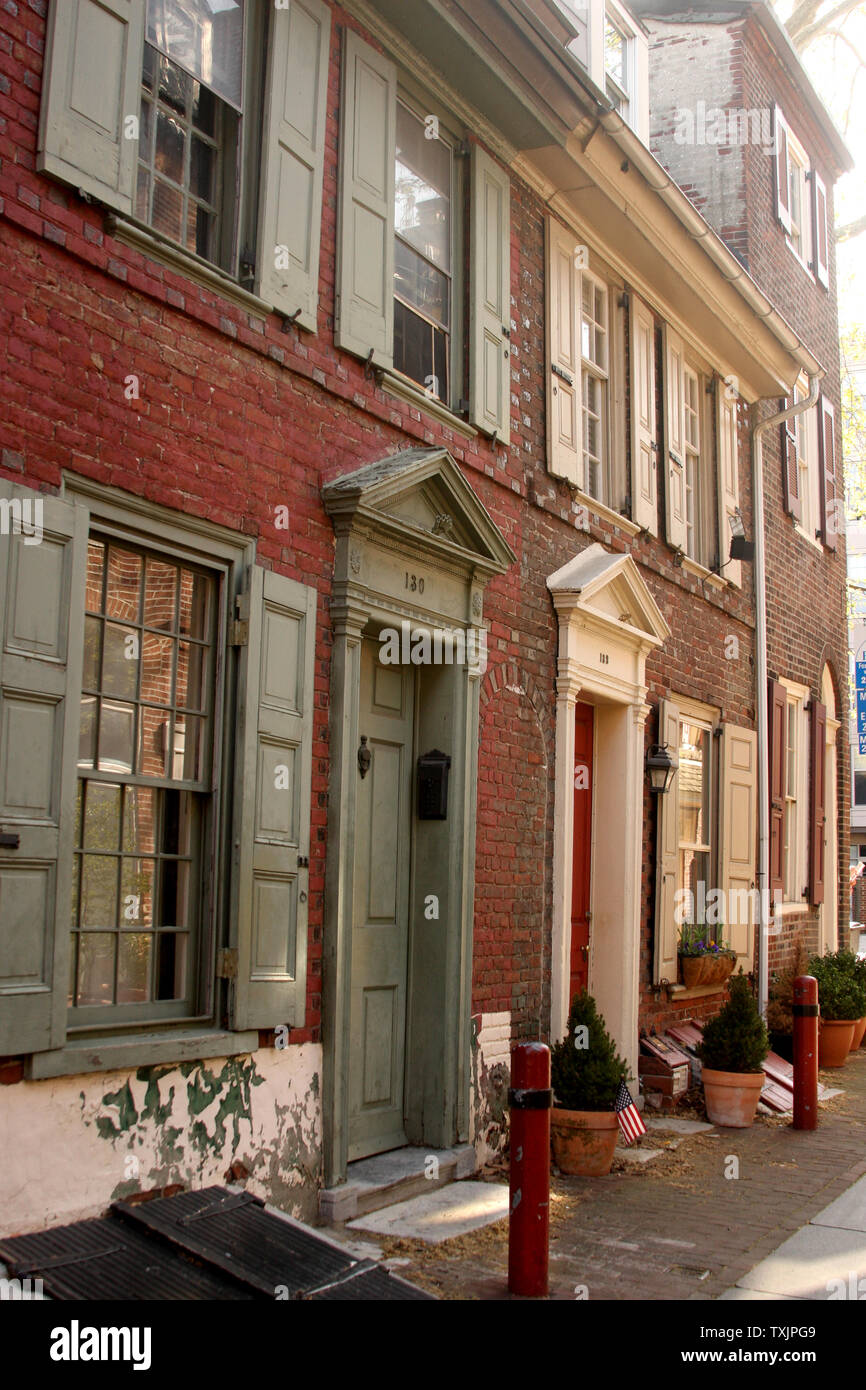 Elfreth’s Alley, Philadelphia, PA, USA. Colonial times adjacent houses ...