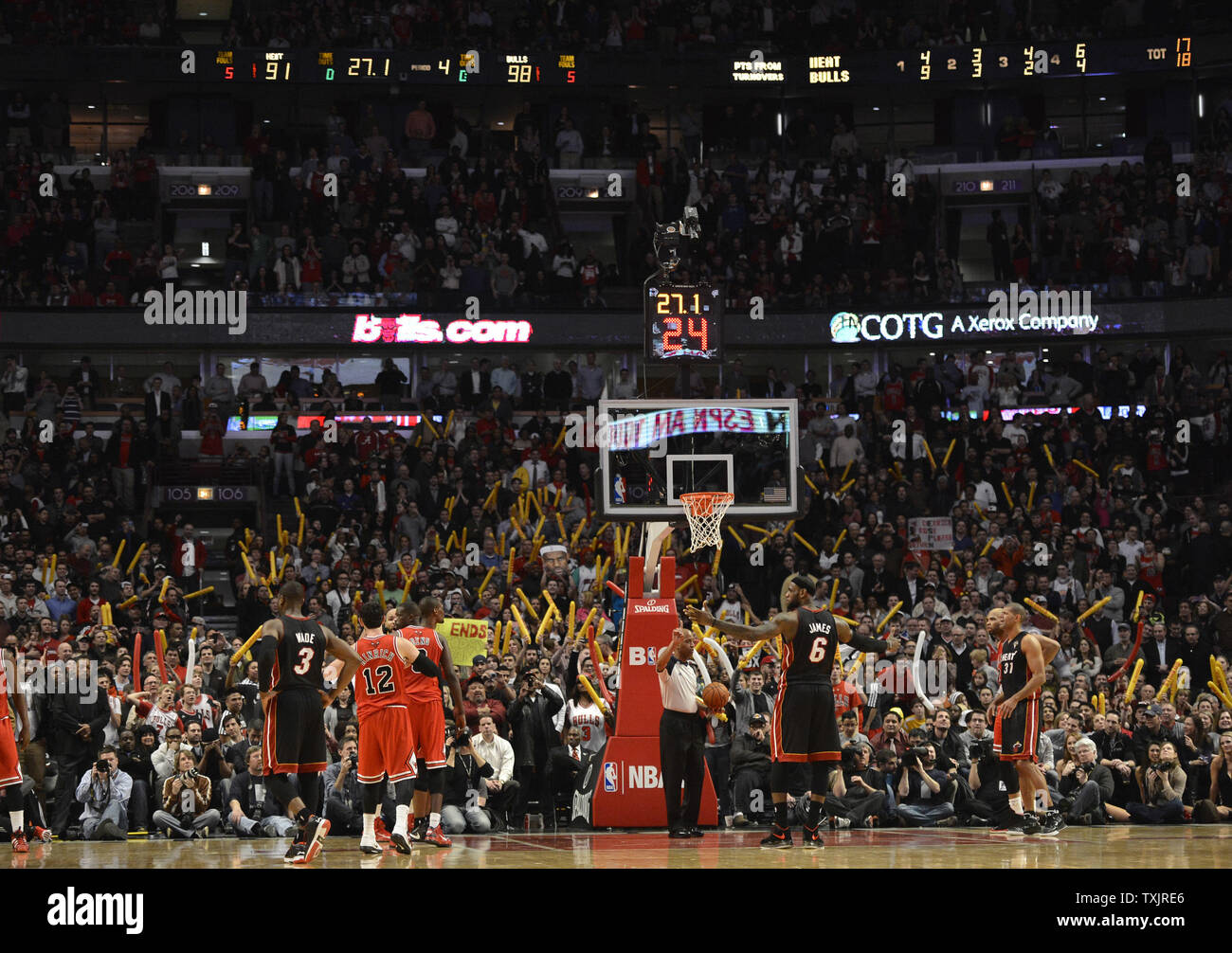 Lebron james free throw hi-res stock photography and images - Alamy