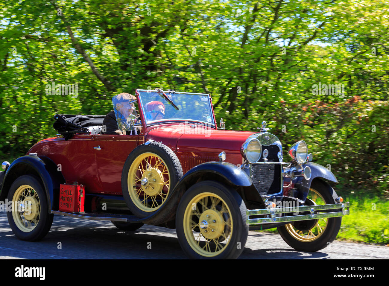 Old car country lane hi-res stock photography and images - Alamy