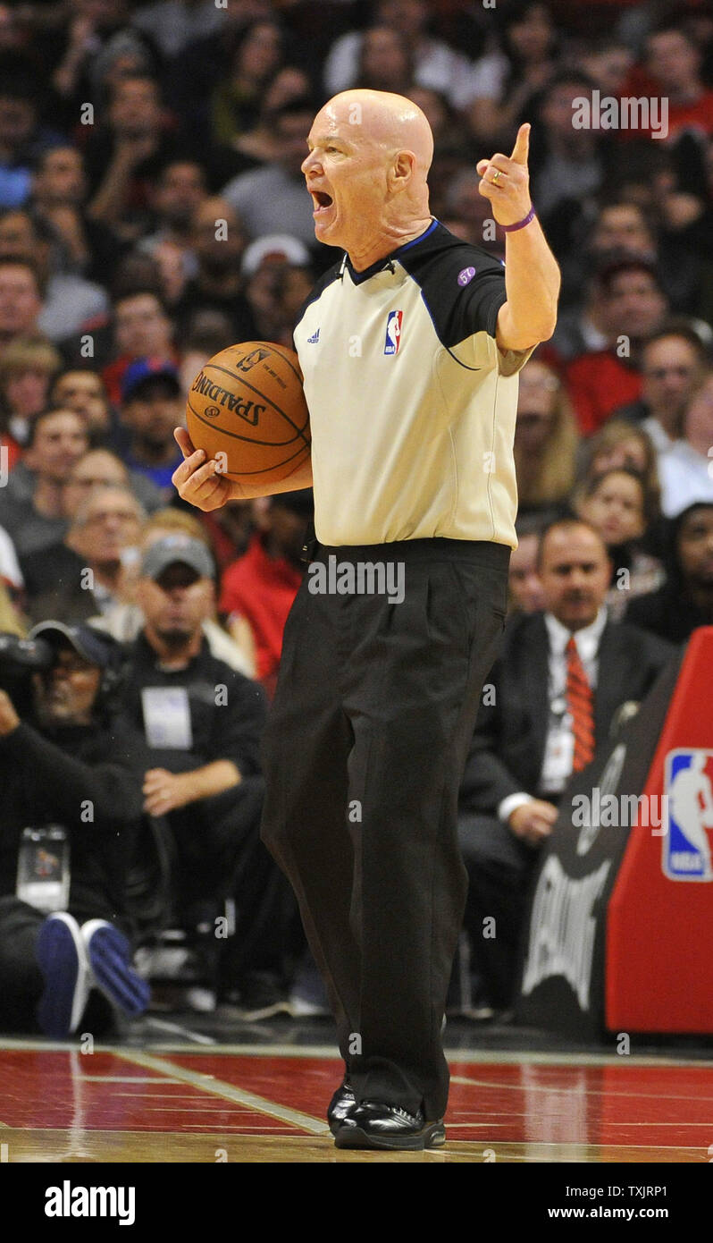 Nba referee foul hi-res stock photography and images - Alamy