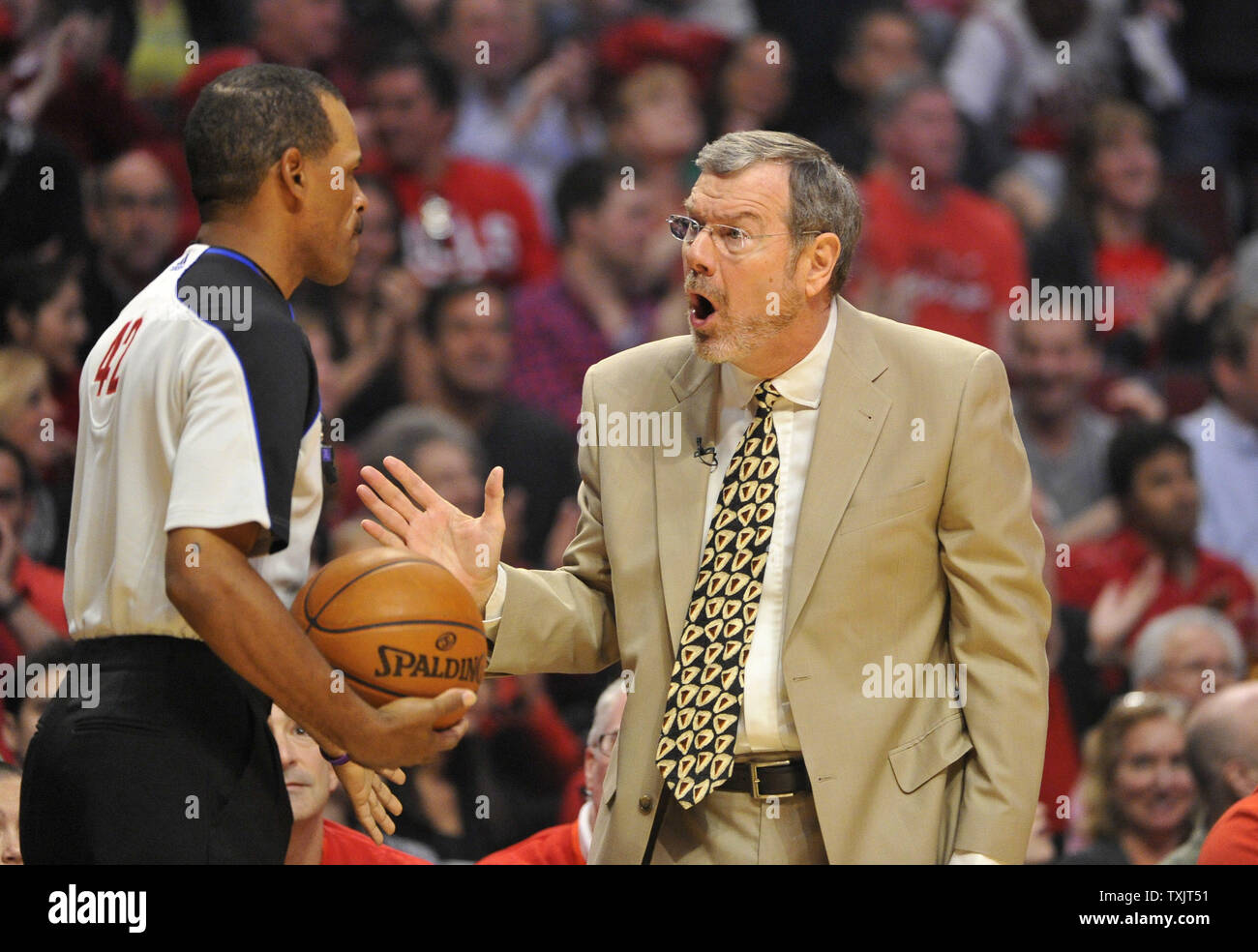 Eric lewis referee hi-res stock photography and images - Alamy