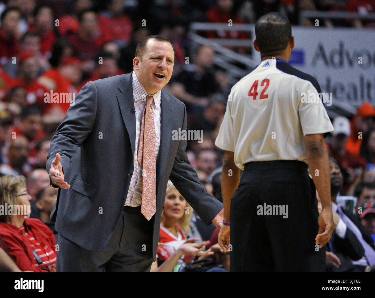 Eric lewis referee hi-res stock photography and images - Alamy