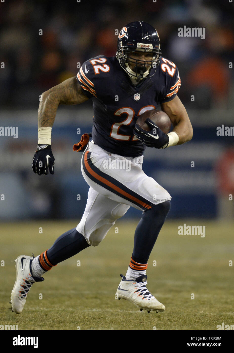 Chicago Bears running back Matt Forte (22) runs for a 13-yard gain on a ...