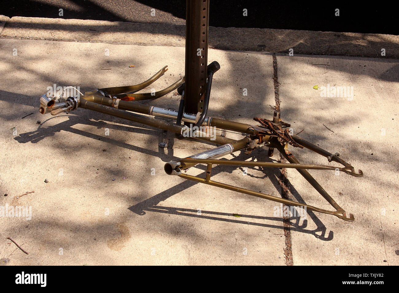 Missing wheels hi-res stock photography and images - Alamy