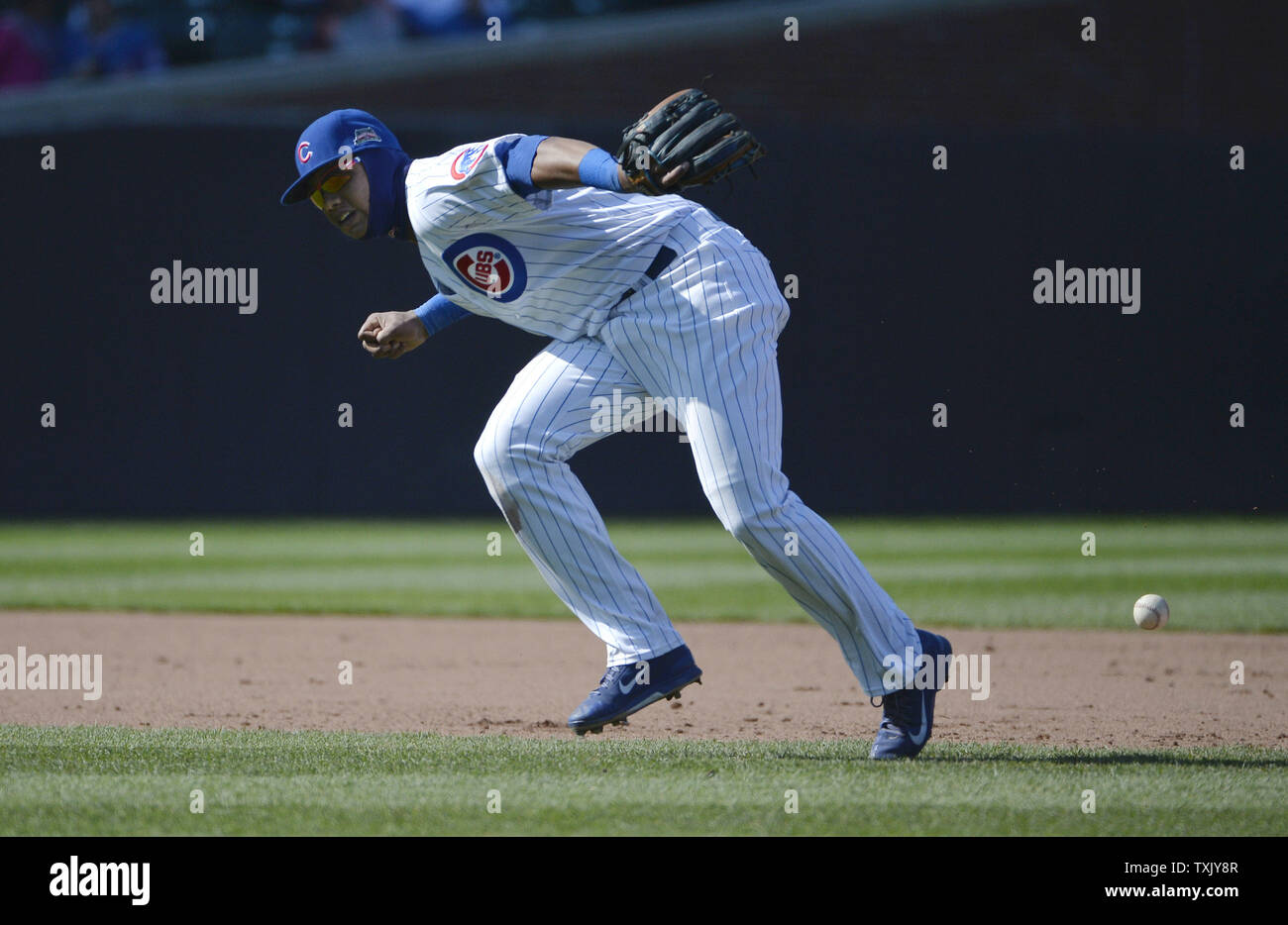 Chicago Cubs shortstop Starlin Castro muffs a ground ball hit by ...