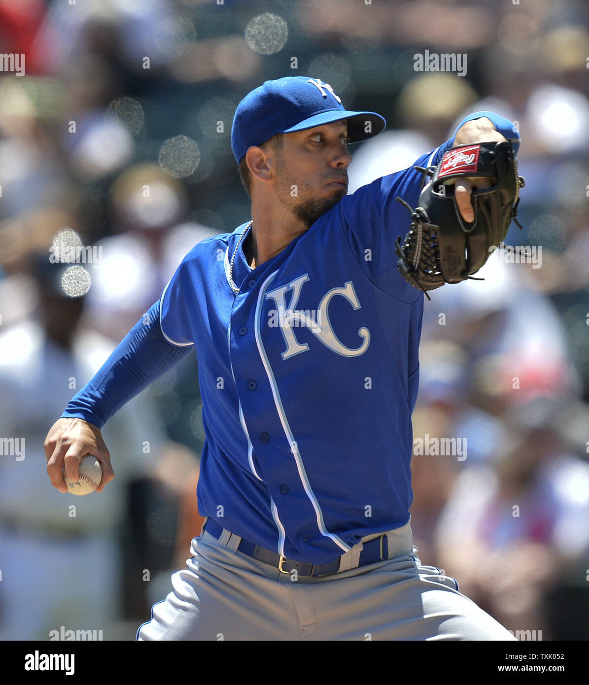 Kansas City Royals starting pitcher James Shields delivers a pitch ...