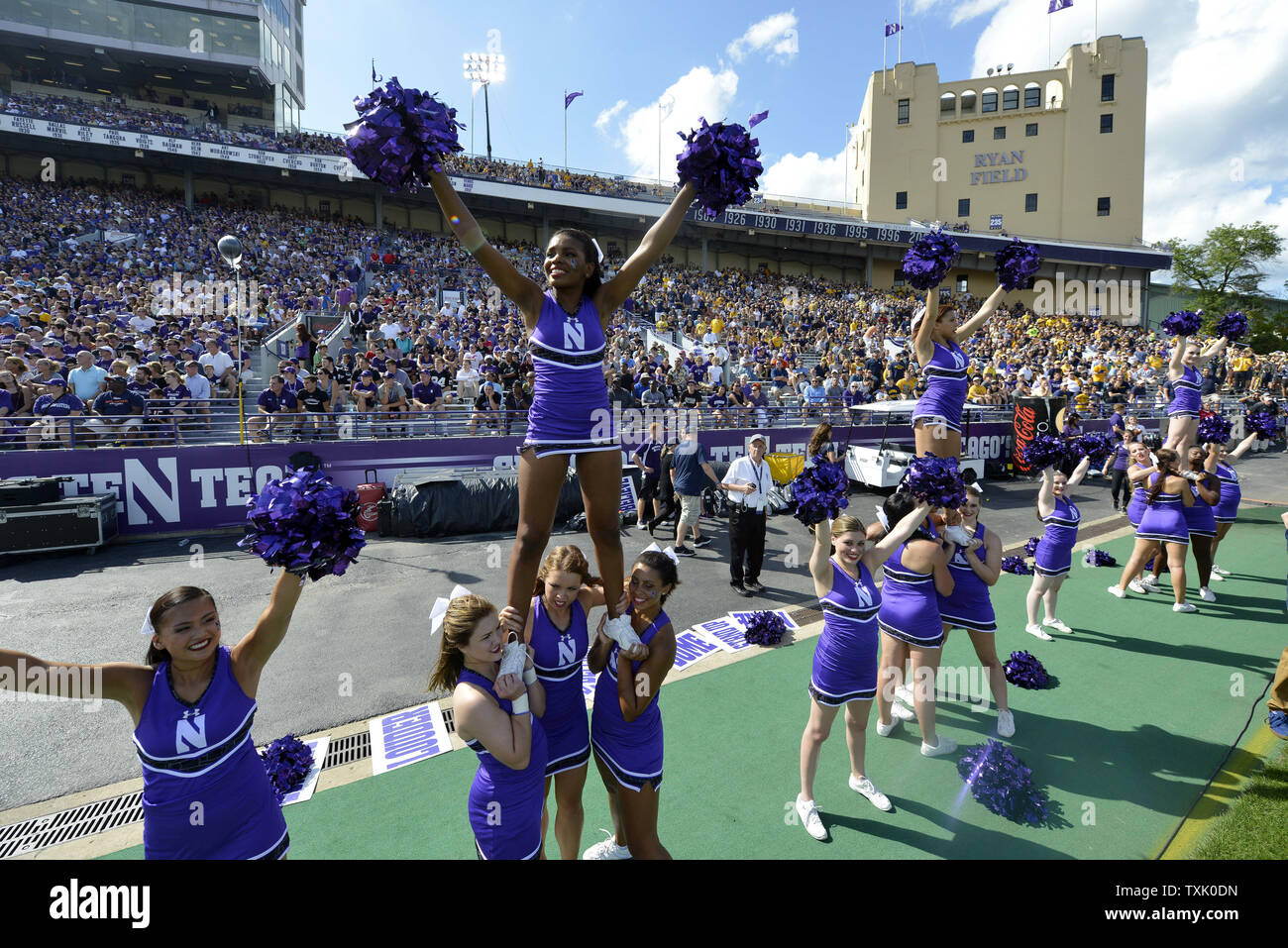 Northwestern cheerleaders hi-res stock photography and images - Alamy