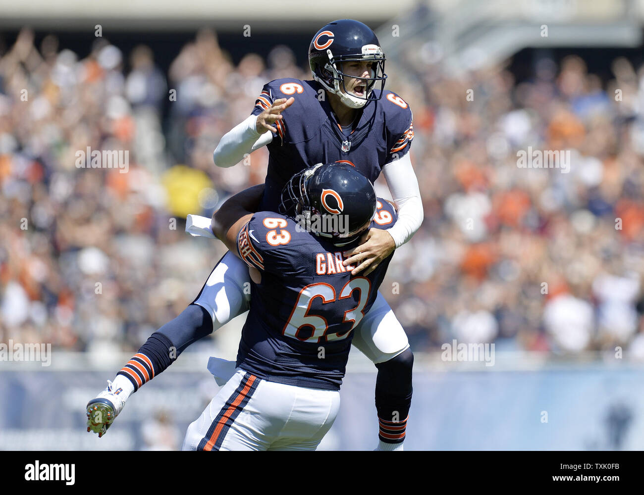 Chicago Bears center Roberto Garza (63) and quarterback Jay Cutler ...