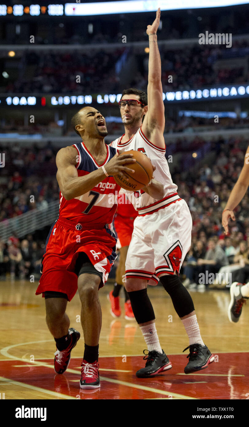 Washington Wizards guard Ramon Sessions (L) drives past Chicago Bulls ...