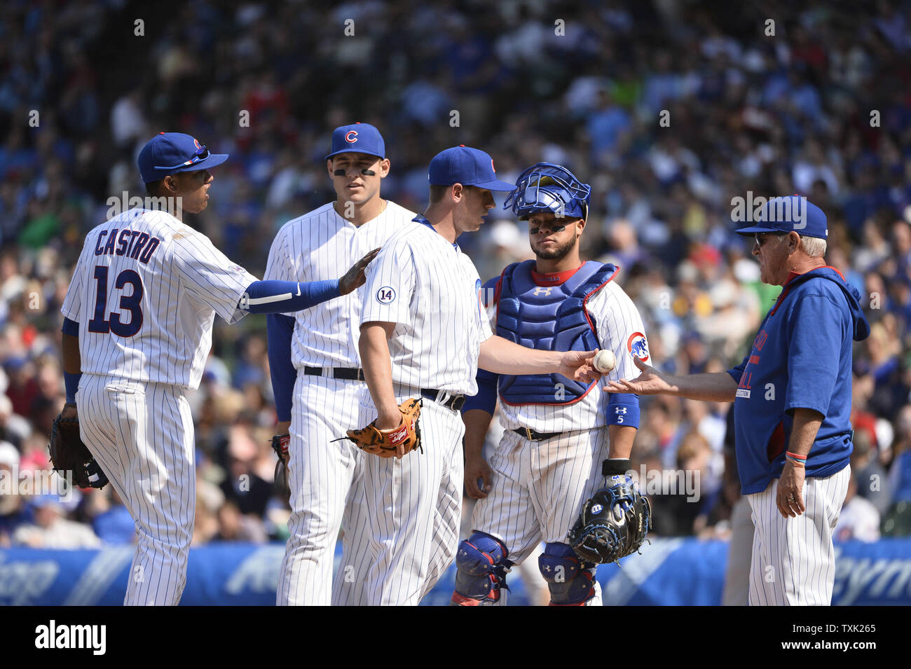 Chicago Cubs manager Joe Maddon (R) takes out relief pitcher Zac ...