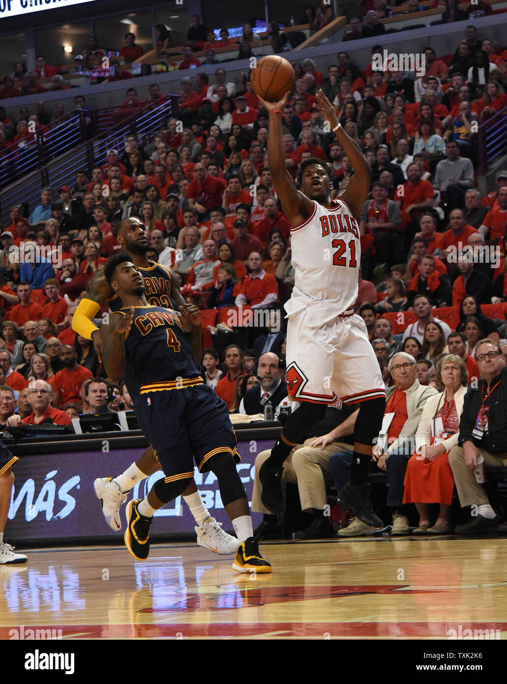 Chicago Bulls guard Jimmy Butler (21) shoots onCleveland Cavaliers ...