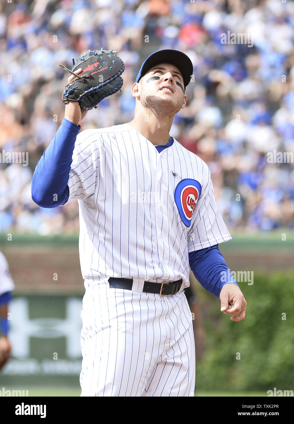 Chicago Cubs first baseman Anthony Rizzo watches a foul ball during the ...