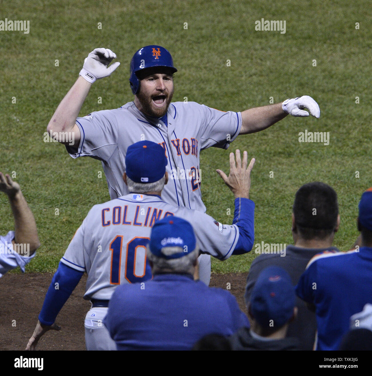 New York Mets Daniel Murphy (28) celebrates with manager Terry Collins ...