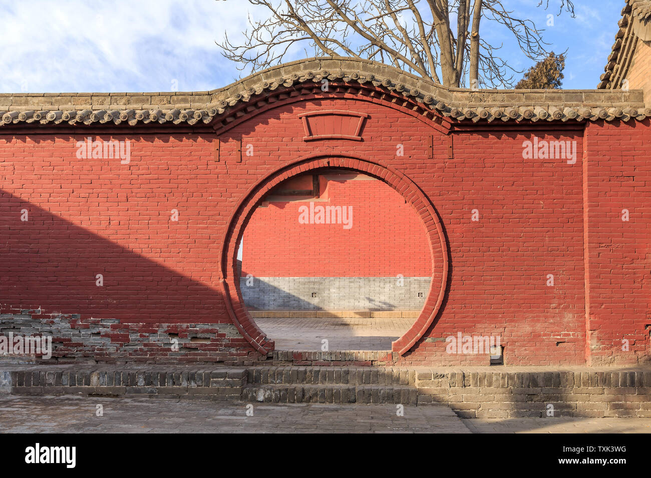 The Red Wall Moon Gate of the Shuanglin Temple in Pingyao Stock Photo ...