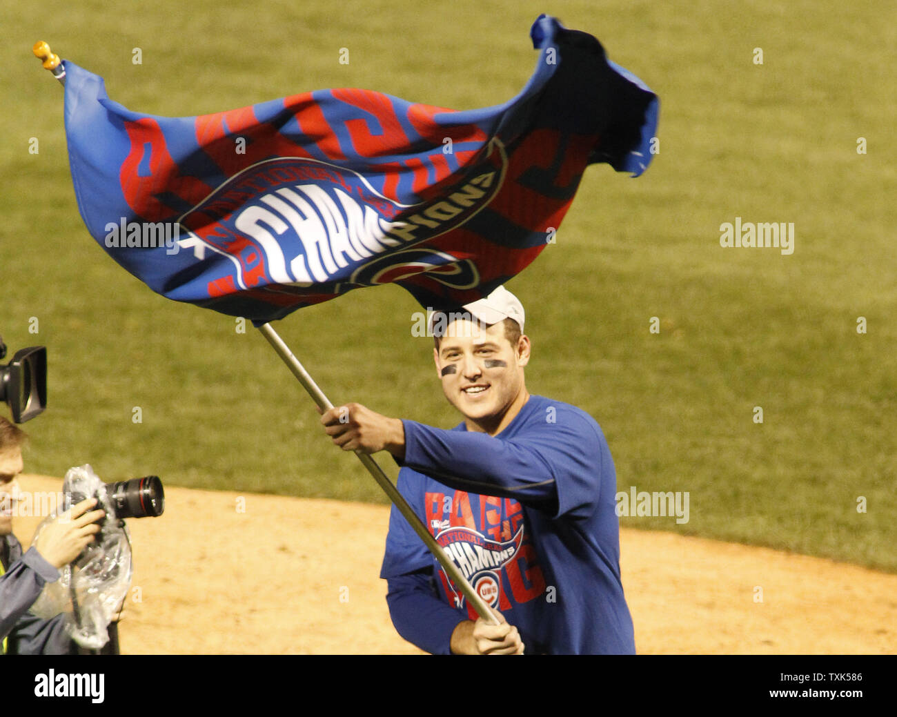 Chicago Cubs first baseman Anthony Rizzo waves a victory flag after ...