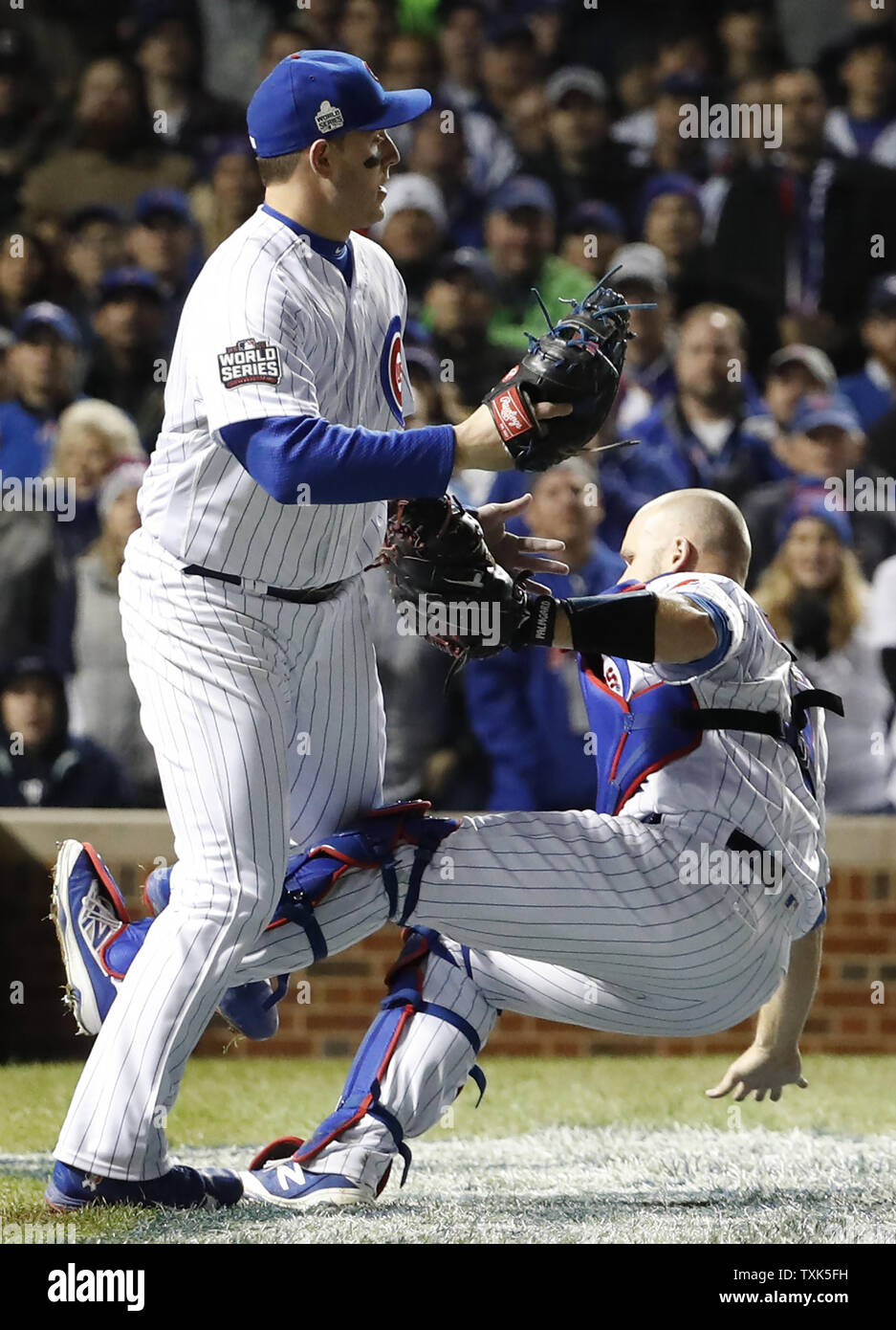 Chicago Cubs catcher David Ross (R) catches Cleveland Indians Mike ...