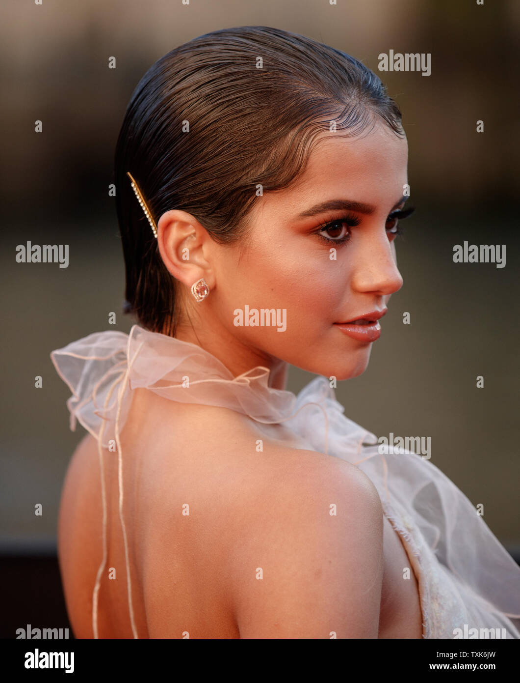 Actress Isabela Monger arrives on the red carpet at the Transformers ...