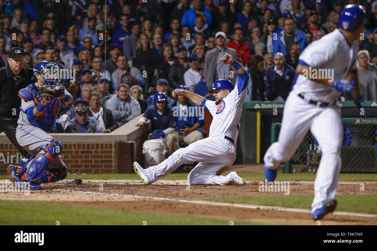 Chicago Cubs Kyle Schwarber (C) scores against the New York Mets in the ...