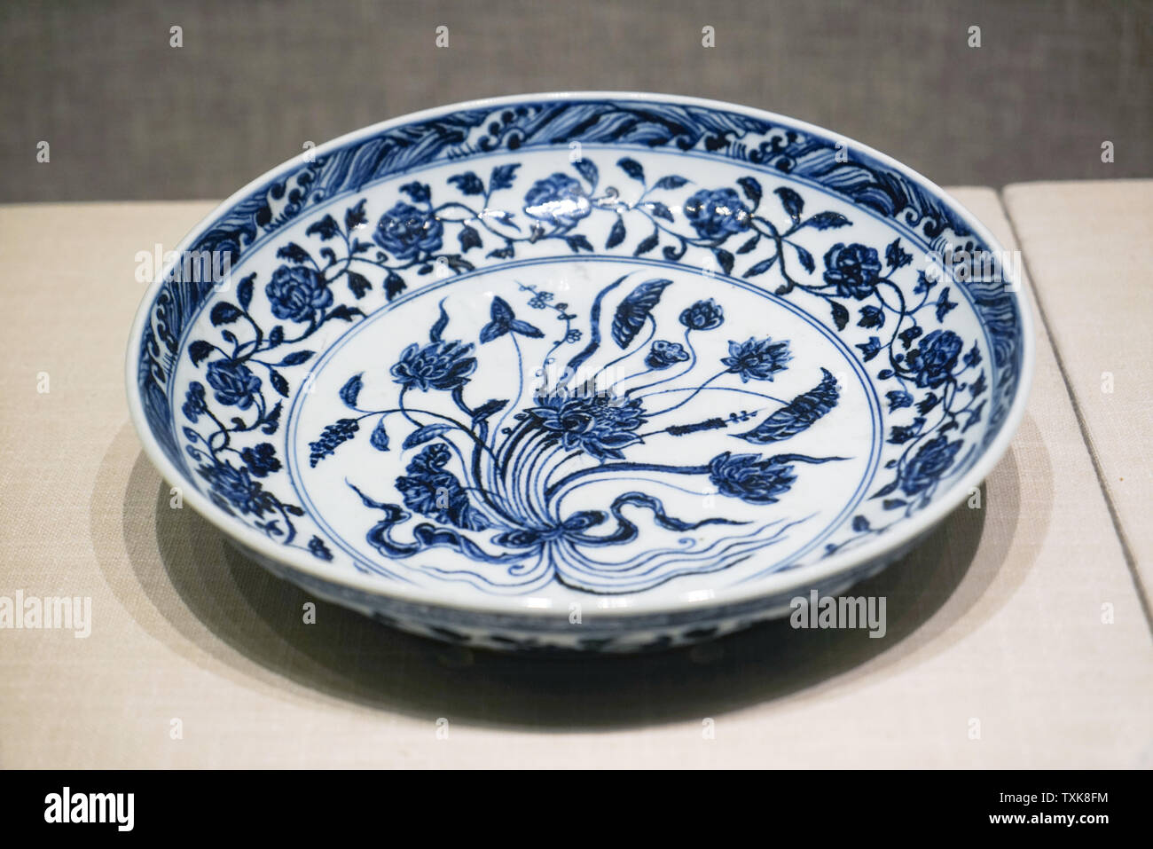 Ming Dynasty porcelain Stock Photo - Alamy