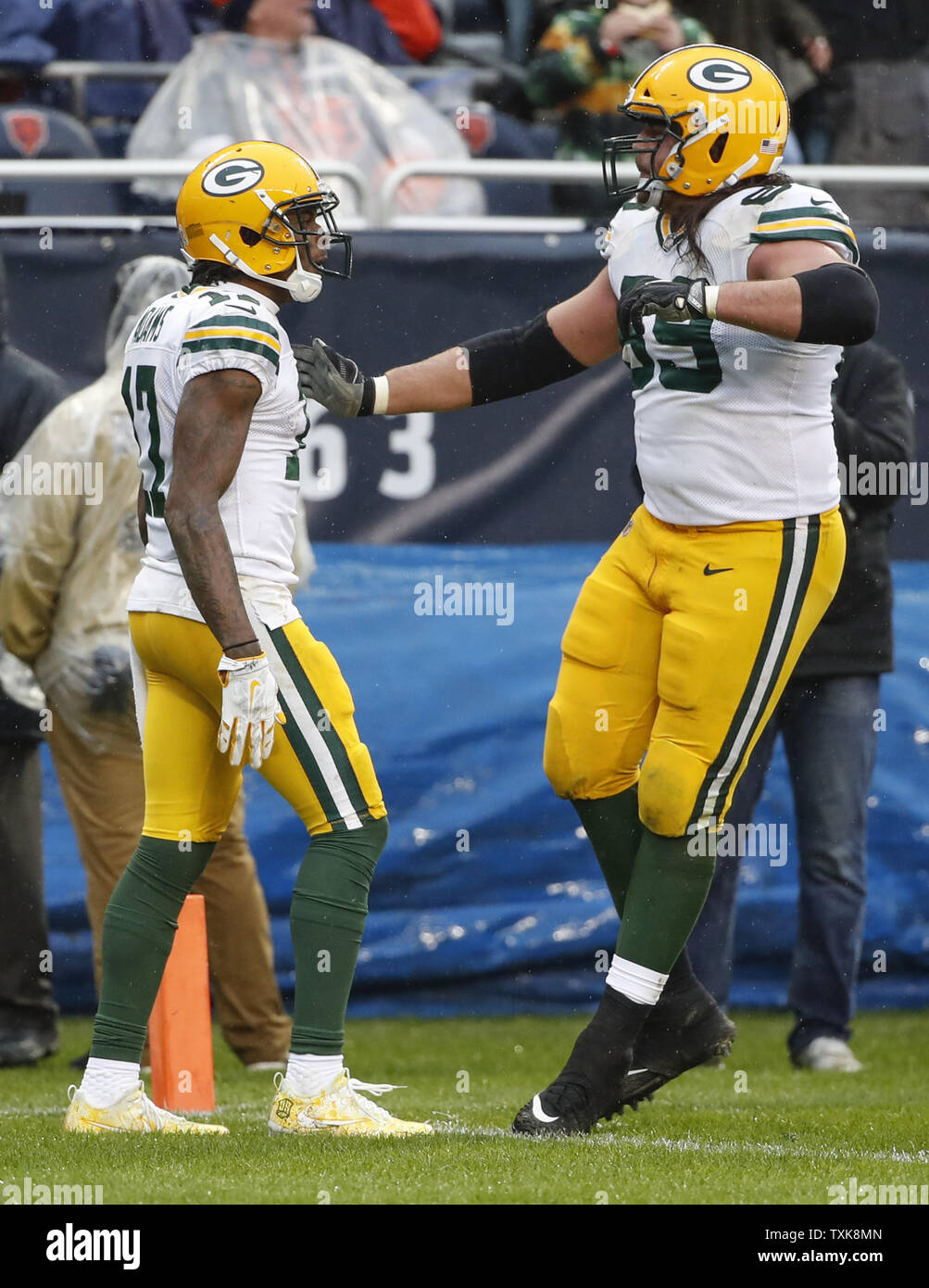 Green bay packers offensive tackle hi-res stock photography and images ...