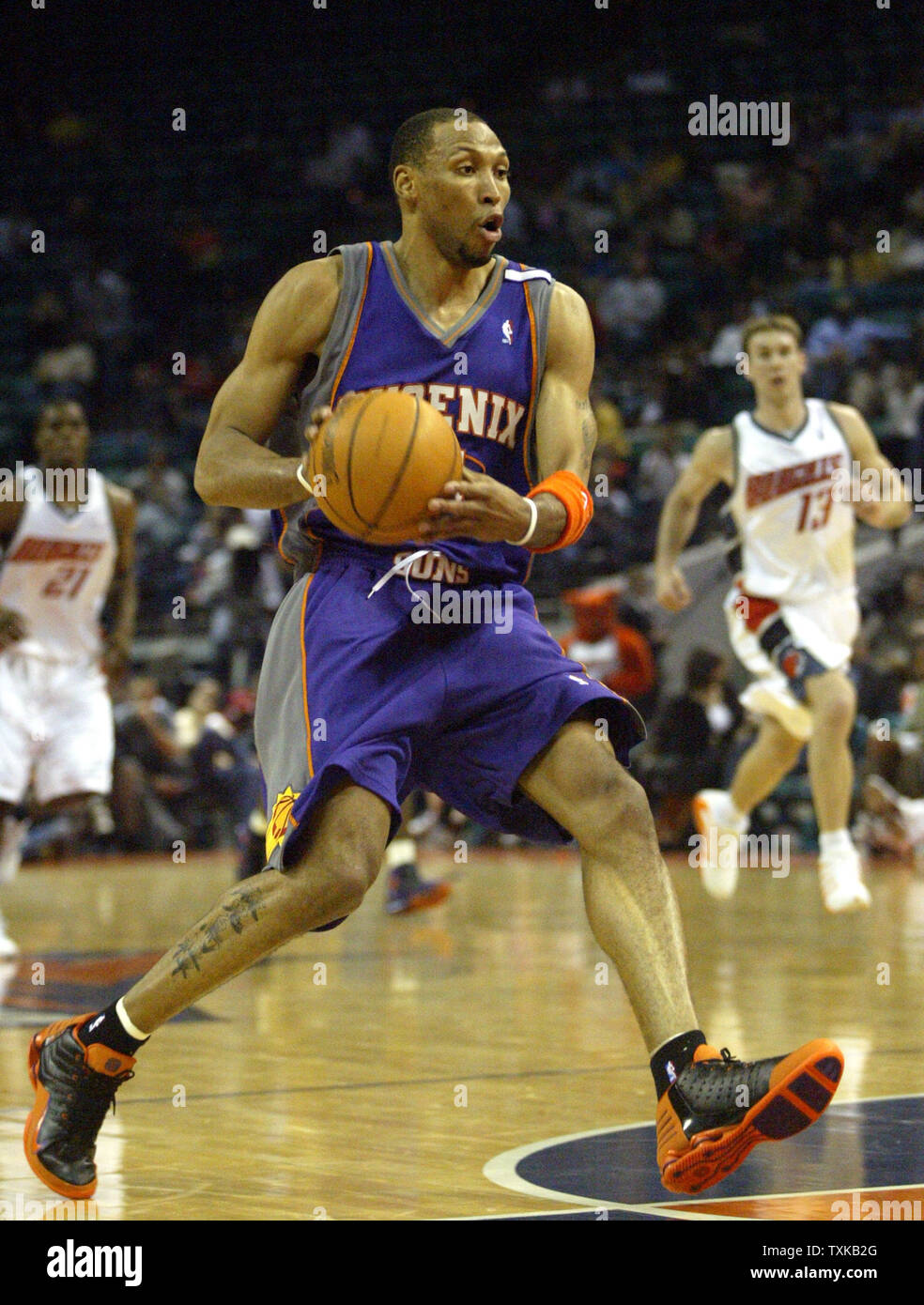 Phoenix suns shawn marion drives hi-res stock photography and images ...
