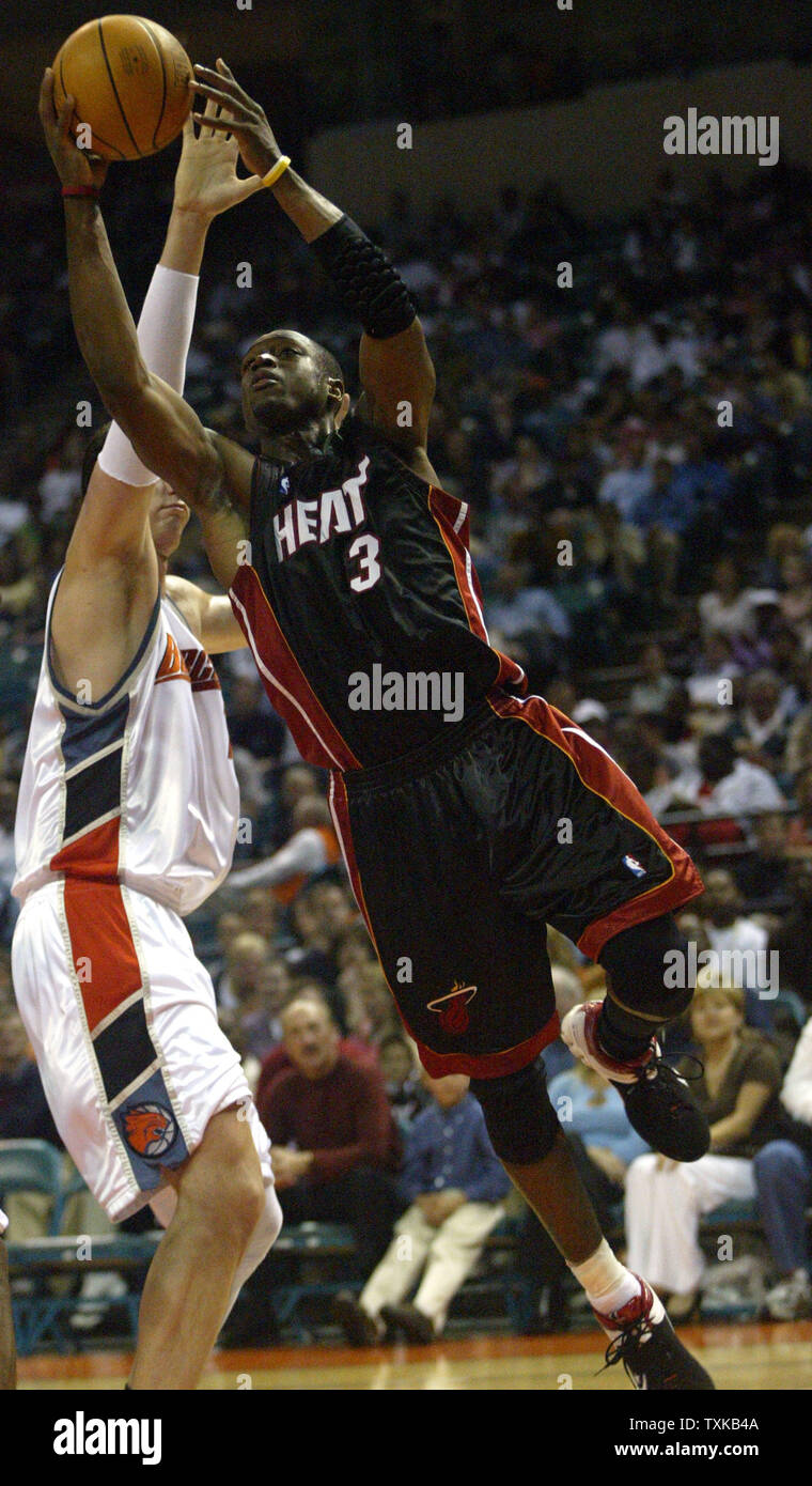 Miami Heat guard Dwyane Wade drives to the basket against the Charlotte ...