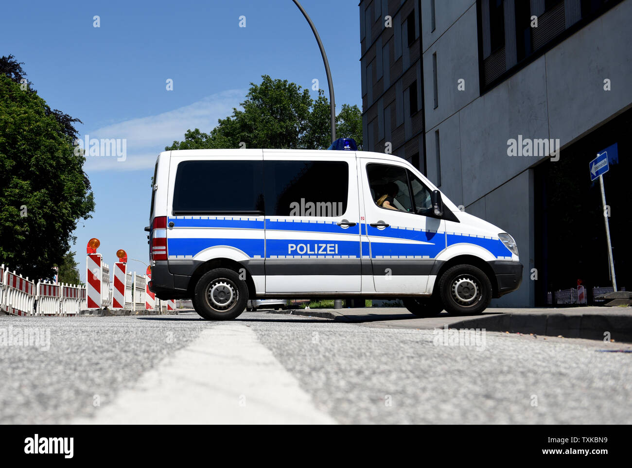 A police car blocks hi-res stock photography and images - Alamy