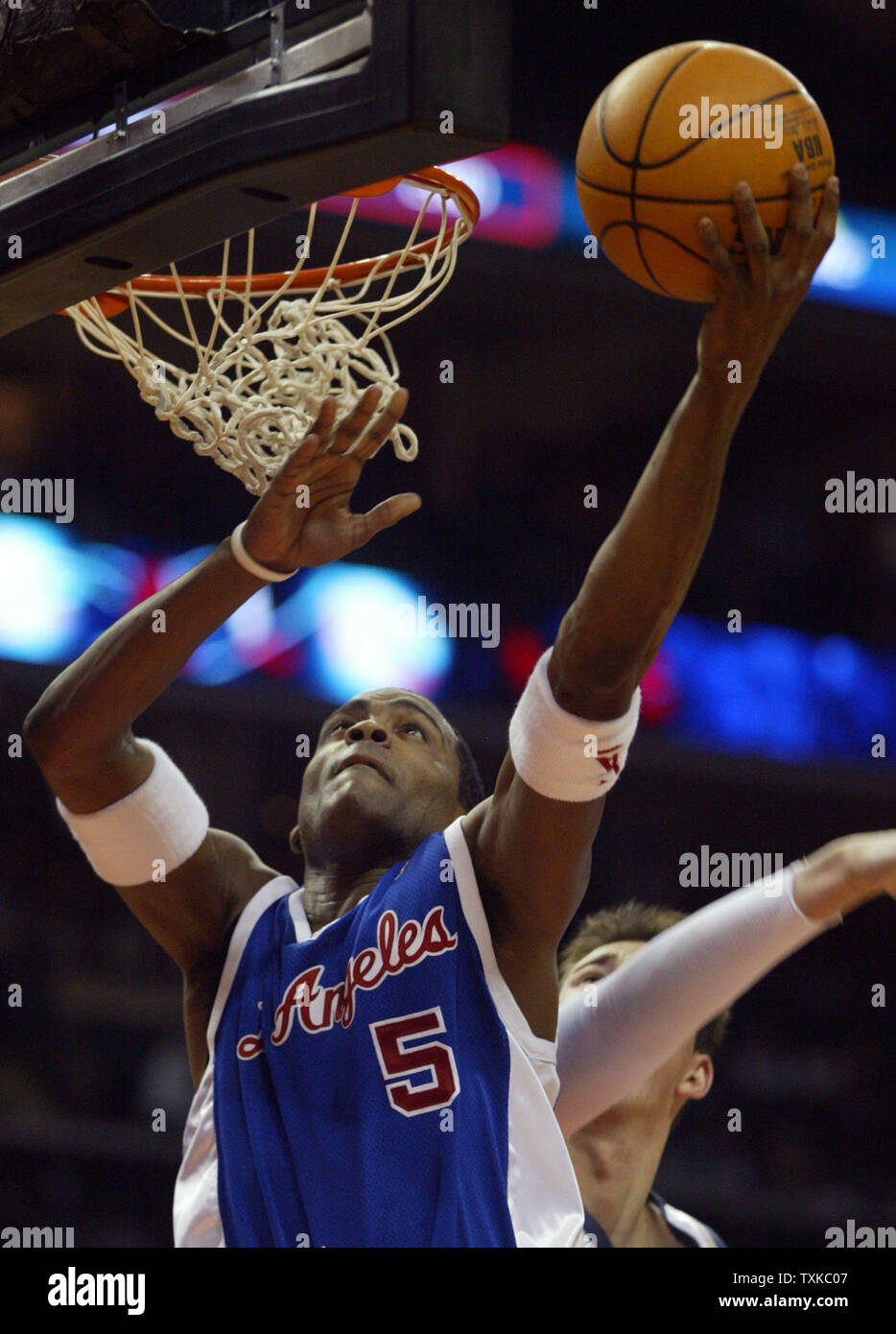 Los Angeles Clippers guard Cuttino Mobley shoots against the Charlotte ...