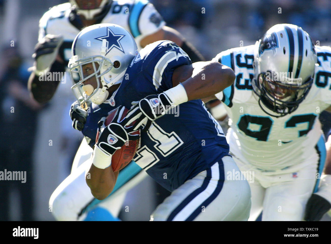 Dallas Cowboys running back Julius Jones, left, rushes for a touchdown ...