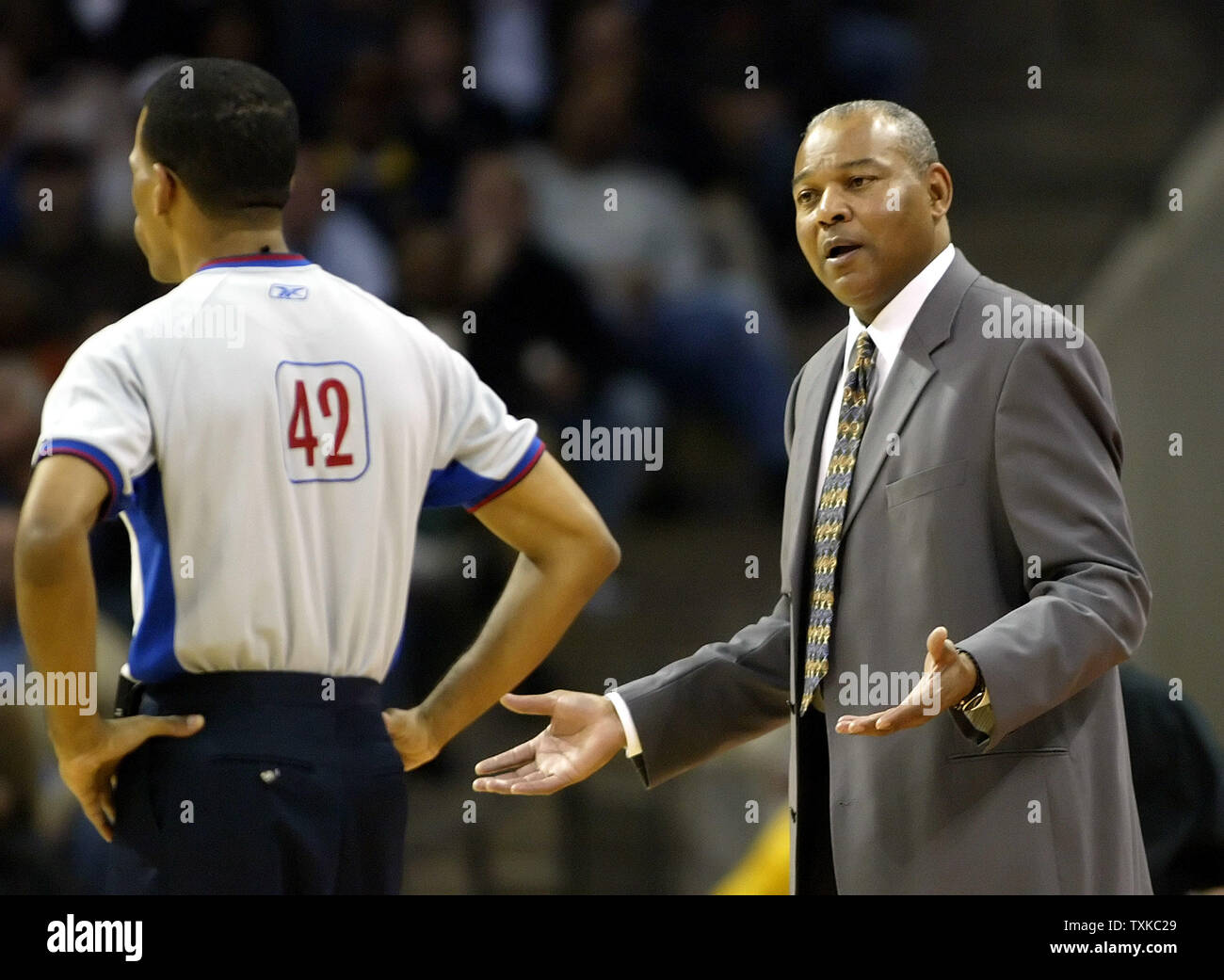 Eric lewis referee hi-res stock photography and images - Alamy