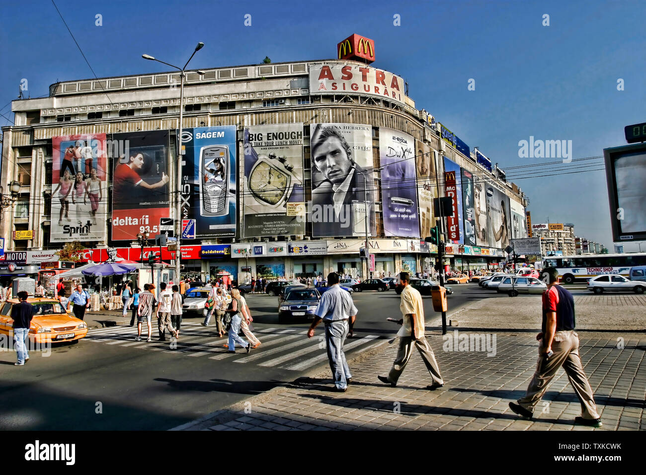 People square bucarest hi-res stock photography and images - Alamy