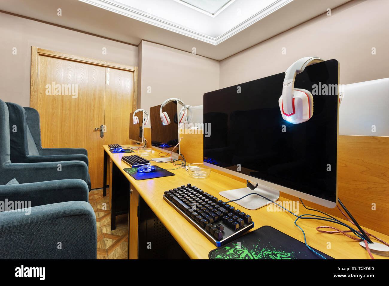 Internet Cafe Interior Design Ideas