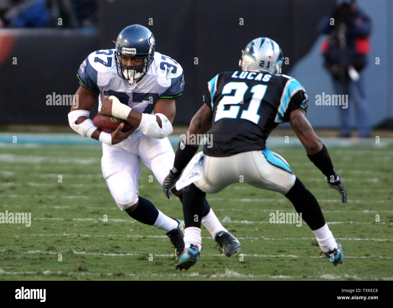 Seattle Seahawks running back Shaun Alexander (37) carries the ball ...
