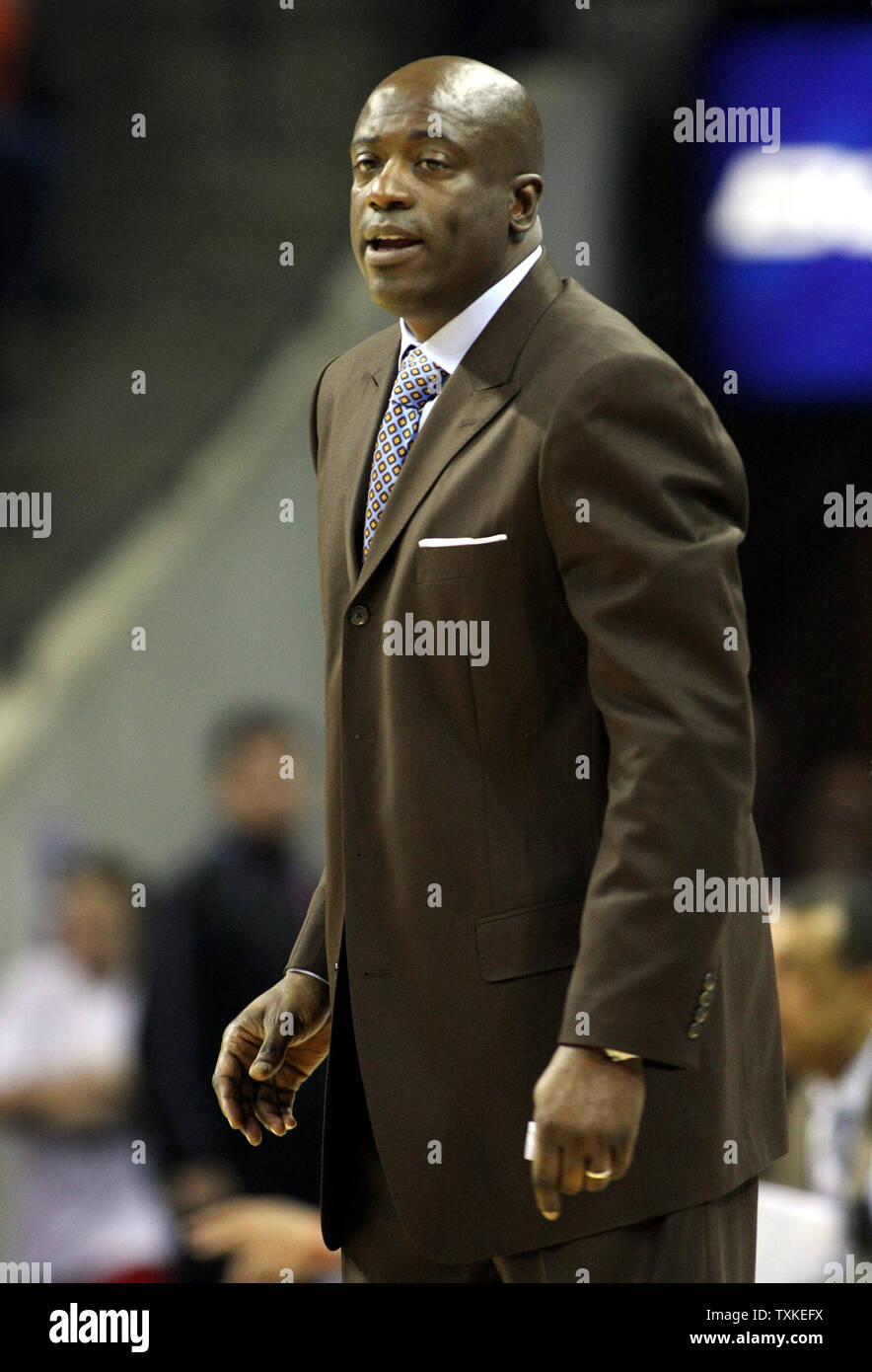 Charlotte Bobcats head coach Sam Vincent talks to a referee after ...