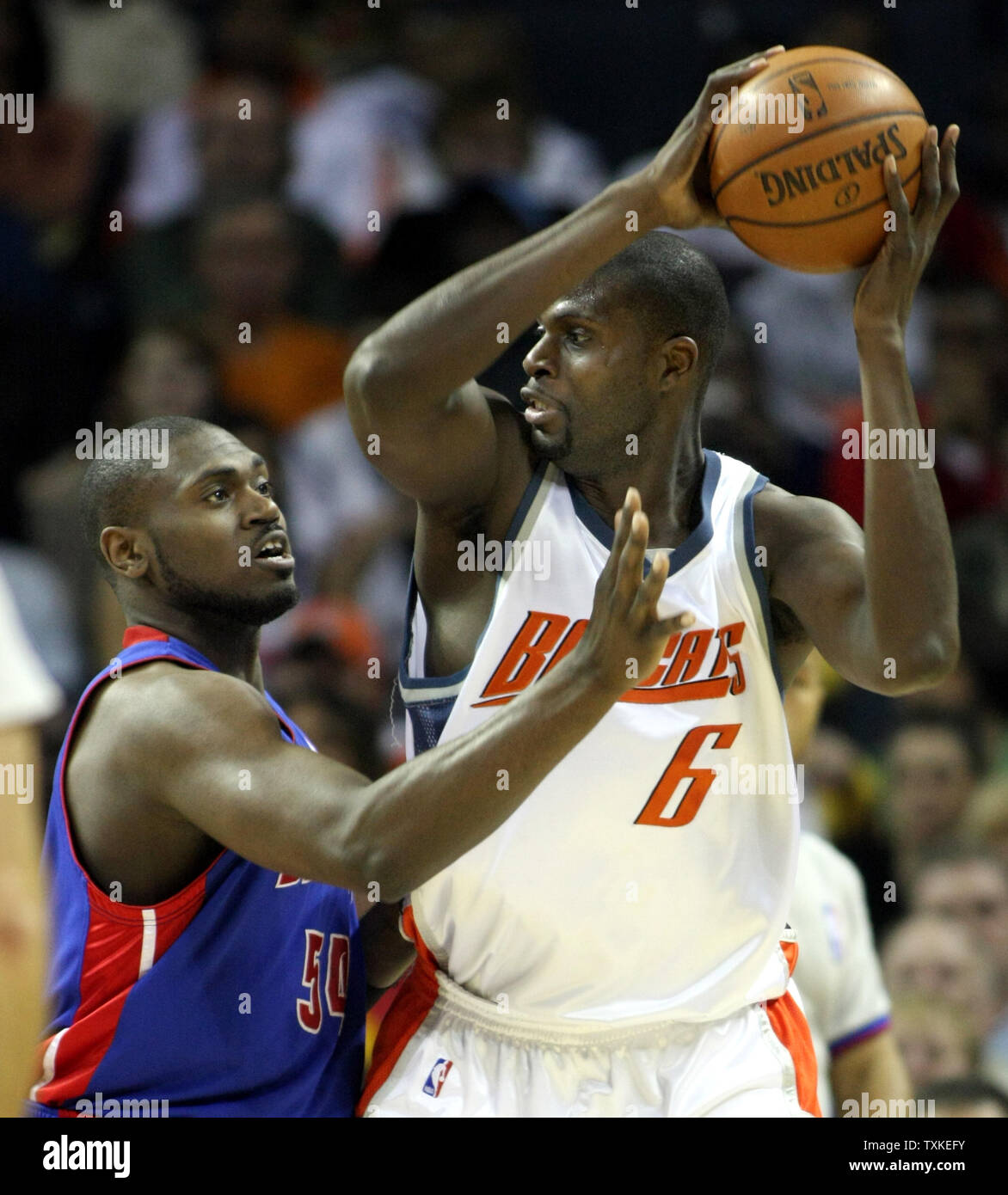 Charlotte Bobcats center Nazr Mohammed (6) looks to pass around Detroit ...
