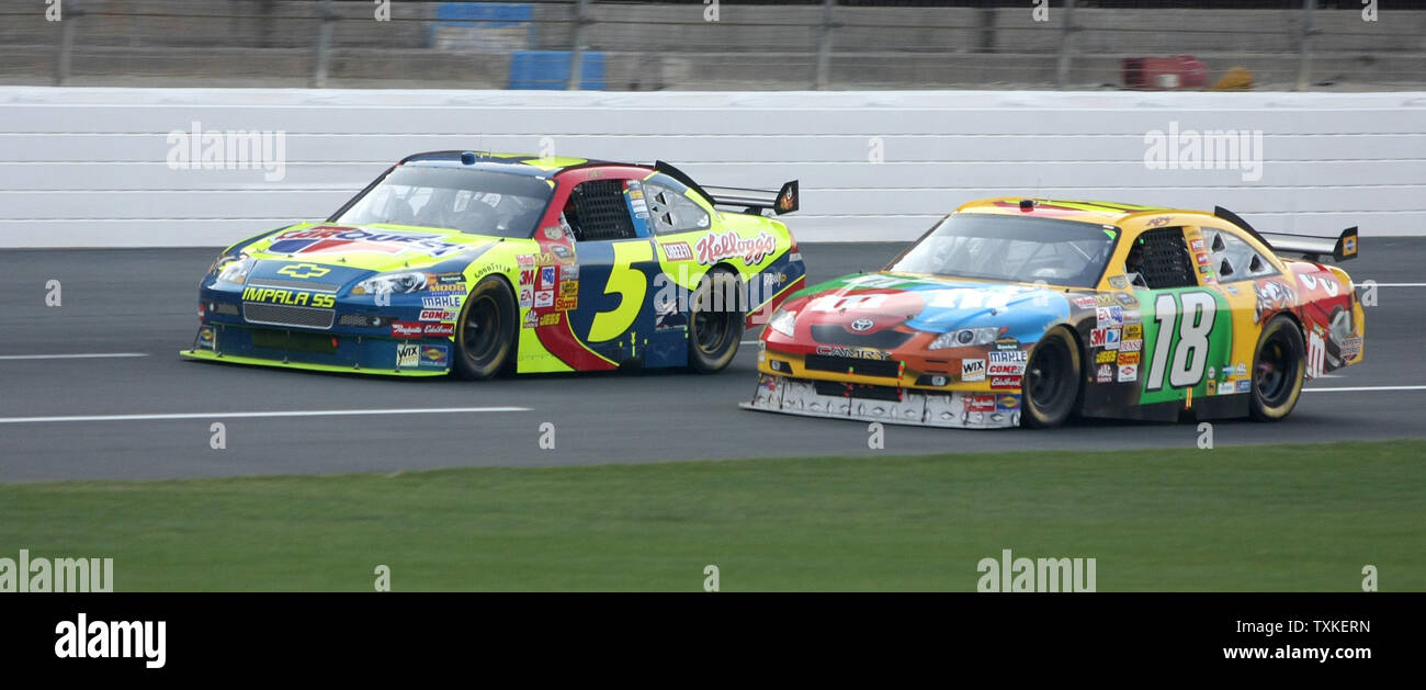 Casey Mears (5) and Kyle Busch race down the frontstretch in the Coca ...