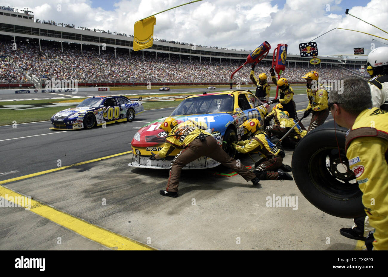 Kyle busch pit stop hi-res stock photography and images - Alamy