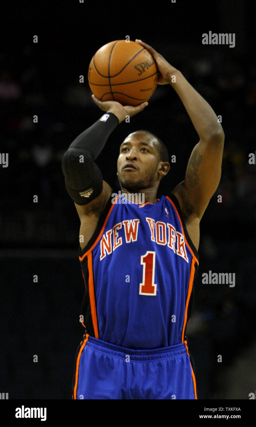 New York Knicks guard Chris Duhon shoots a free throw against the ...