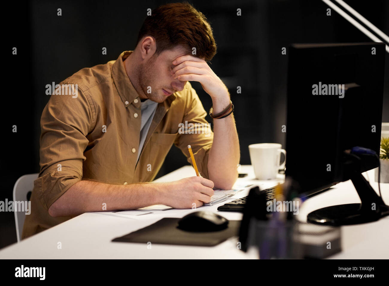 Man see notepad hi-res stock photography and images - Alamy