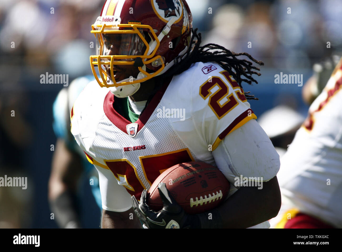 Washington Redskins running back Tim Hightower rushes for a first down ...