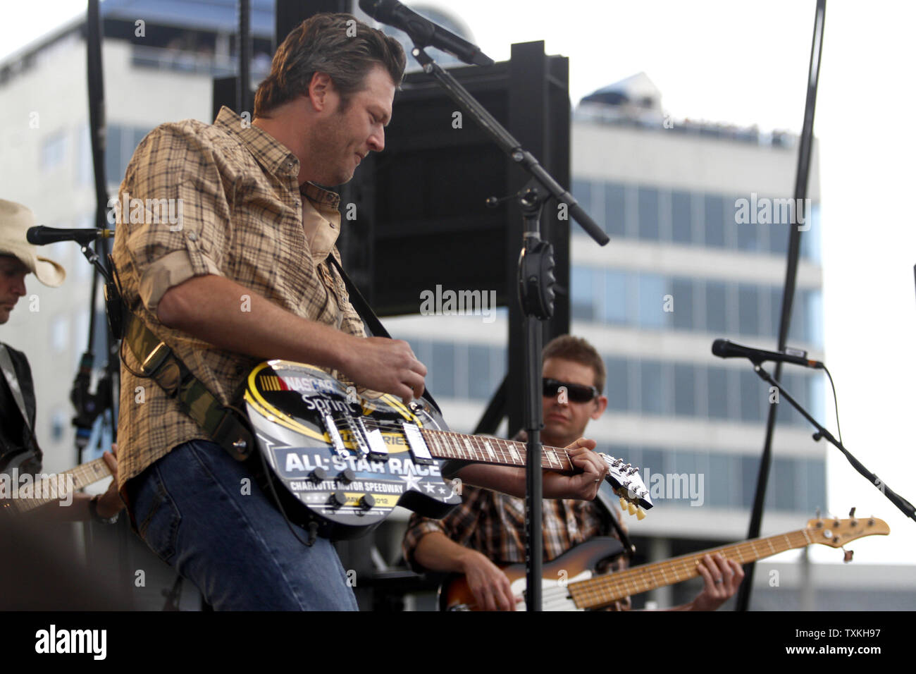 Country music singer Blake Shelton sings at a pre-race concert at the ...