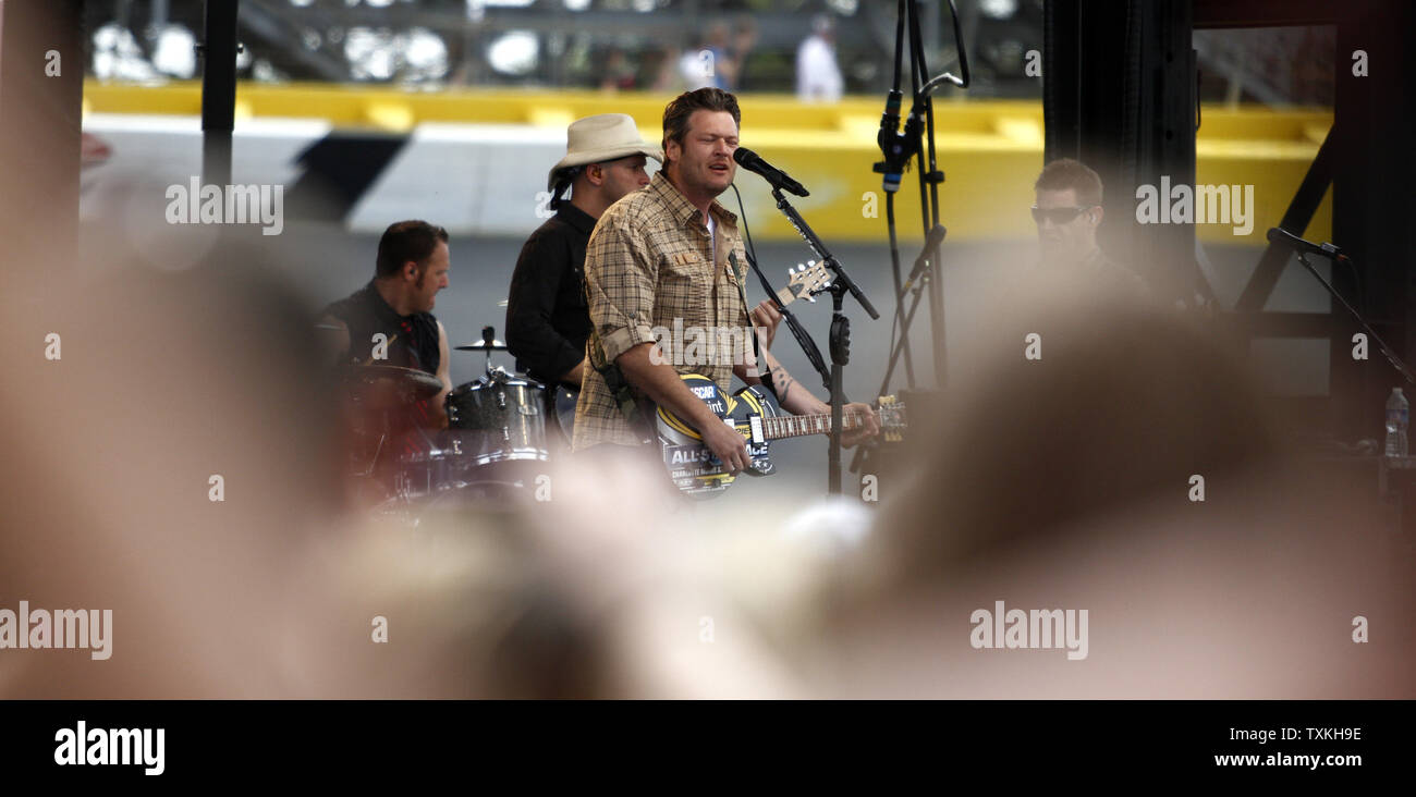 Country music singer Blake Shelton sings at a pre-race concert at the ...