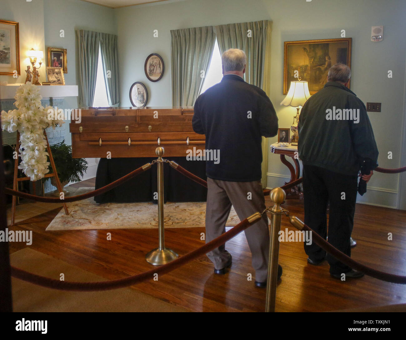 Mourners pass the casket of evangelist Billy Graham as he lies in ...