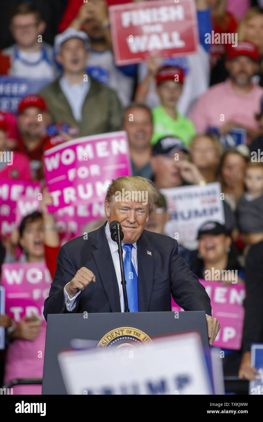 Trump fist pumps hi-res stock photography and images - Alamy