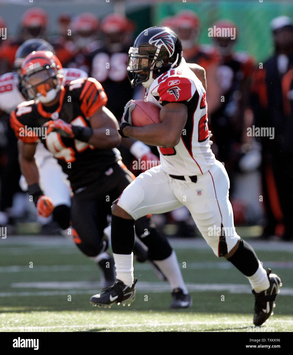 Atlanta Falcons running back Warrick Dunn (28) tries to outrun ...