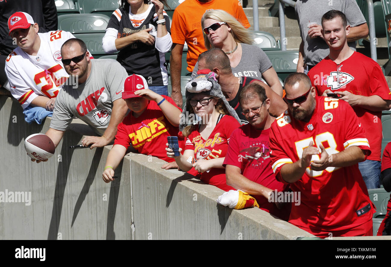 Kansas city chiefs fans cheer hi-res stock photography and images - Alamy